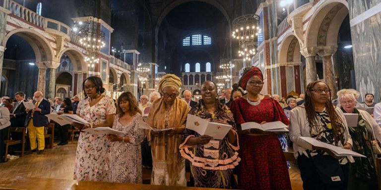 Mass attendance rises in UK: study - CathNews