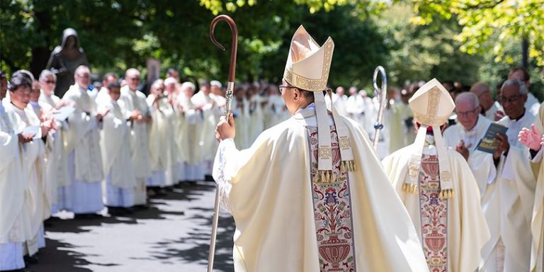 Two new Melbourne auxiliary bishops consecrated - CathNews