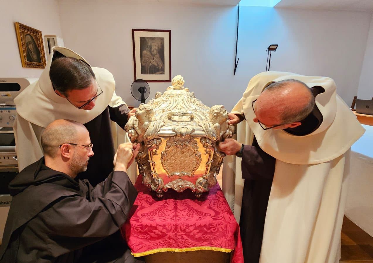Mixed reaction to public display of Spanish saint’s remains - CathNews
