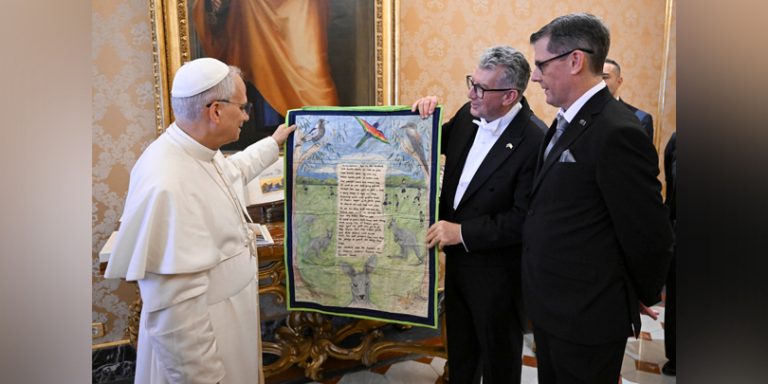 Primary school students make Pope Leo an Aussie quilt - CathNews