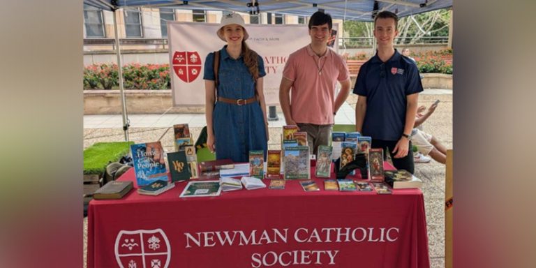 Evangelisation stall offers life course for university students - CathNews