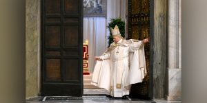 Pope closes the door on Jubilee Year - CathNews