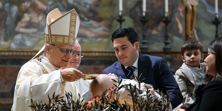 Pope Leo baptises 20 children of Vatican employees - CathNews