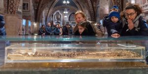 Thousands pray before exposed relics of St Francis - CathNews